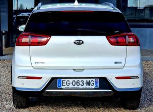 White Kia Niro 2016 in Kretinga, with an engine capacity of 1.60 L and mileage of 100 thousand km for 12499 €, photo 16 on AUTOMOTO.COM.LV