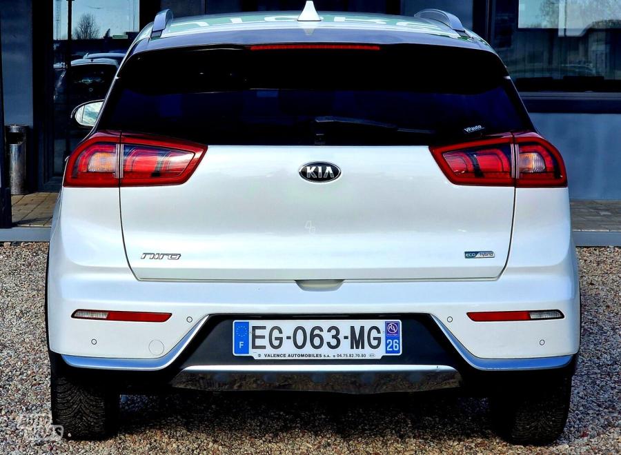 White Kia Niro 2016 in Kretinga, with an engine capacity of 1.60 L and mileage of 100 thousand km for 12499 €, photo 16 on AUTOMOTO.COM.LV
