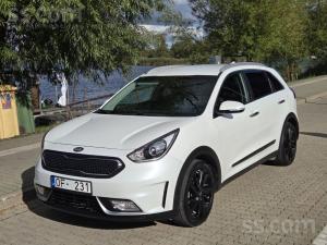 Balts Kia Niro 2017 Liepāja, ar dzinēja tilpumu 1.60 L un nobraukumu 215 tūkst. km par 9350 €, foto  vietnē AUTOMOTO.COM.LV
