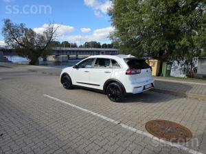 White Kia Niro 2017 in Liepaja, with an engine capacity of 1.60 L and mileage of 215 thousand km for 9350 €, photo 3 on AUTOMOTO.COM.LV