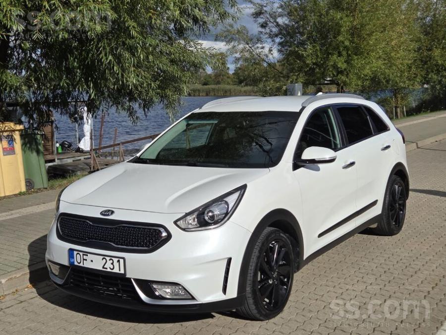 White Kia Niro 2017 in Liepaja, with an engine capacity of 1.60 L and mileage of 215 thousand km for 9350 €, photo 6 on AUTOMOTO.COM.LV