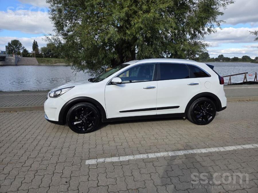 White Kia Niro 2017 in Liepaja, with an engine capacity of 1.60 L and mileage of 215 thousand km for 9350 €, photo 8 on AUTOMOTO.COM.LV