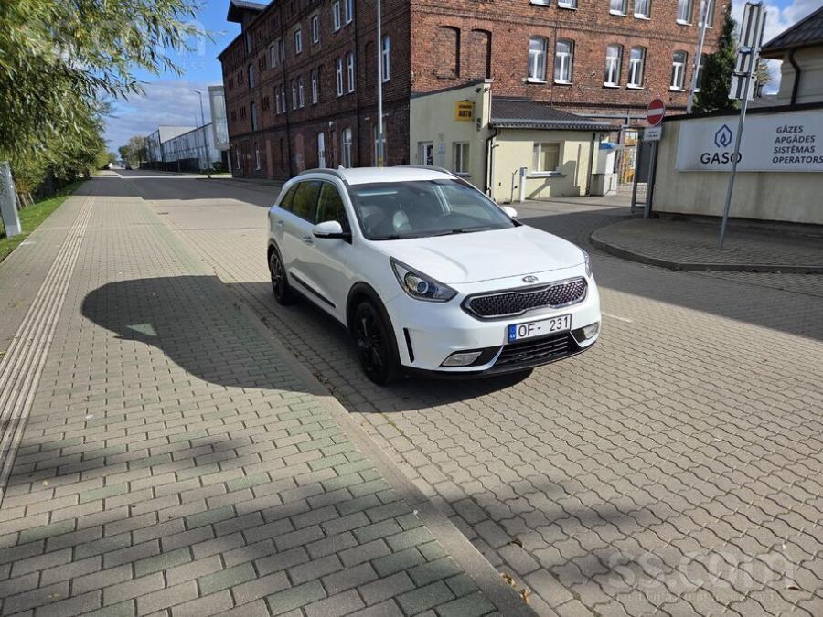 White Kia Niro 2017 in Liepaja, with an engine capacity of 1.60 L and mileage of 215 thousand km for 9350 €, photo 9 on AUTOMOTO.COM.LV