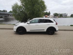 White Kia Niro 2017 in Liepaja, with an engine capacity of 1.60 L and mileage of 215 thousand km for 9350 €, photo 11 on AUTOMOTO.COM.LV