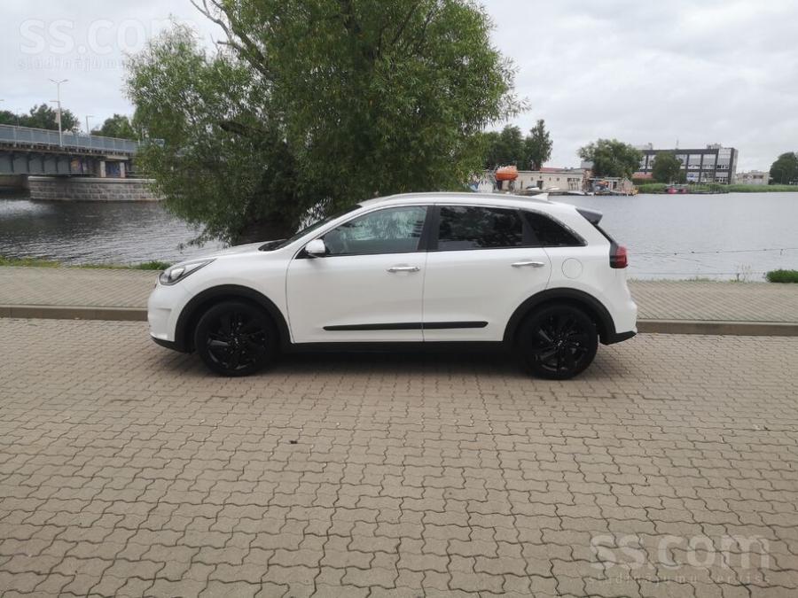 White Kia Niro 2017 in Liepaja, with an engine capacity of 1.60 L and mileage of 215 thousand km for 9350 €, photo 11 on AUTOMOTO.COM.LV