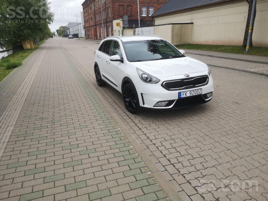 White Kia Niro 2017 in Liepaja, with an engine capacity of 1.60 L and mileage of 215 thousand km for 9350 €, photo 12 on AUTOMOTO.COM.LV