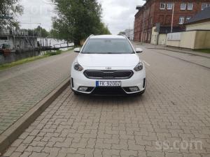 White Kia Niro 2017 in Liepaja, with an engine capacity of 1.60 L and mileage of 215 thousand km for 9350 €, photo 13 on AUTOMOTO.COM.LV