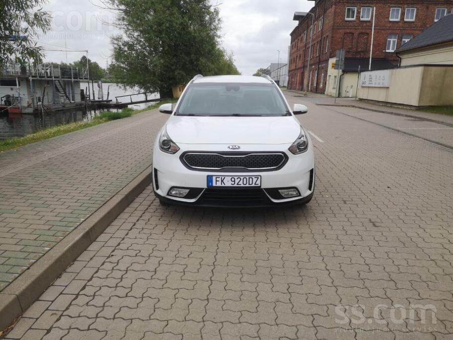 White Kia Niro 2017 in Liepaja, with an engine capacity of 1.60 L and mileage of 215 thousand km for 9350 €, photo 13 on AUTOMOTO.COM.LV