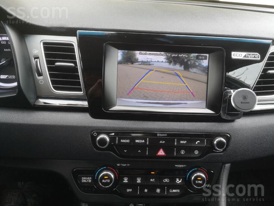 White Kia Niro 2017 in Liepaja, with an engine capacity of 1.60 L and mileage of 215 thousand km for 9350 €, photo 15 on AUTOMOTO.COM.LV