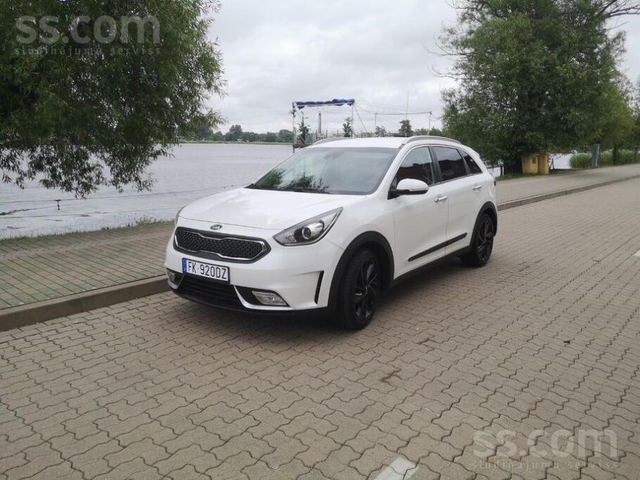 White Kia Niro 2017 in Liepaja, with an engine capacity of 1.60 L and mileage of 215 thousand km for 9350 €, photo 20 on AUTOMOTO.COM.LV