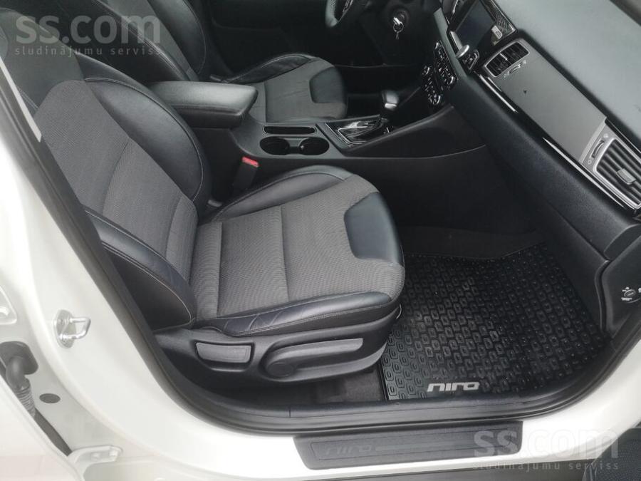 White Kia Niro 2017 in Liepaja, with an engine capacity of 1.60 L and mileage of 215 thousand km for 9350 €, photo 21 on AUTOMOTO.COM.LV