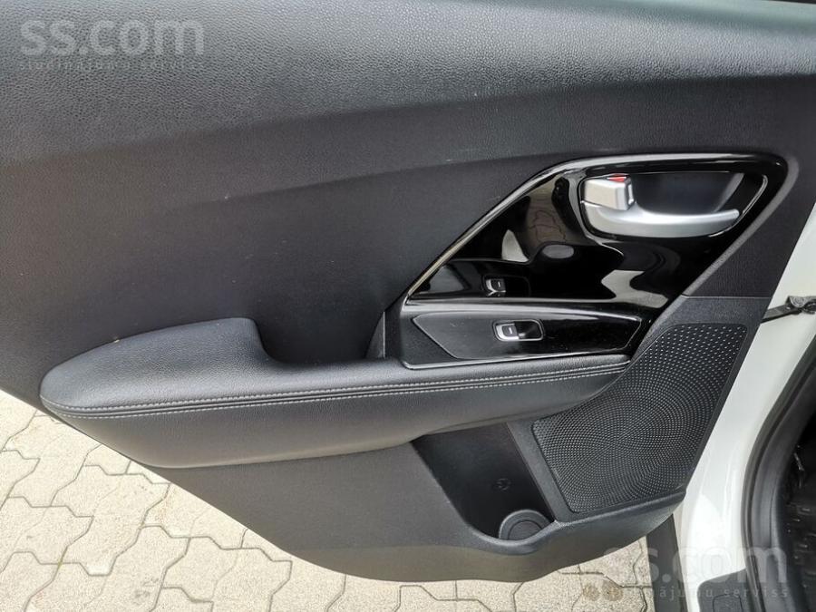White Kia Niro 2017 in Liepaja, with an engine capacity of 1.60 L and mileage of 215 thousand km for 9350 €, photo 24 on AUTOMOTO.COM.LV