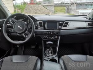 White Kia Niro 2017 in Liepaja, with an engine capacity of 1.60 L and mileage of 215 thousand km for 9350 €, photo 25 on AUTOMOTO.COM.LV