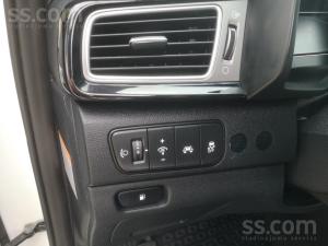 White Kia Niro 2017 in Liepaja, with an engine capacity of 1.60 L and mileage of 215 thousand km for 9350 €, photo 26 on AUTOMOTO.COM.LV
