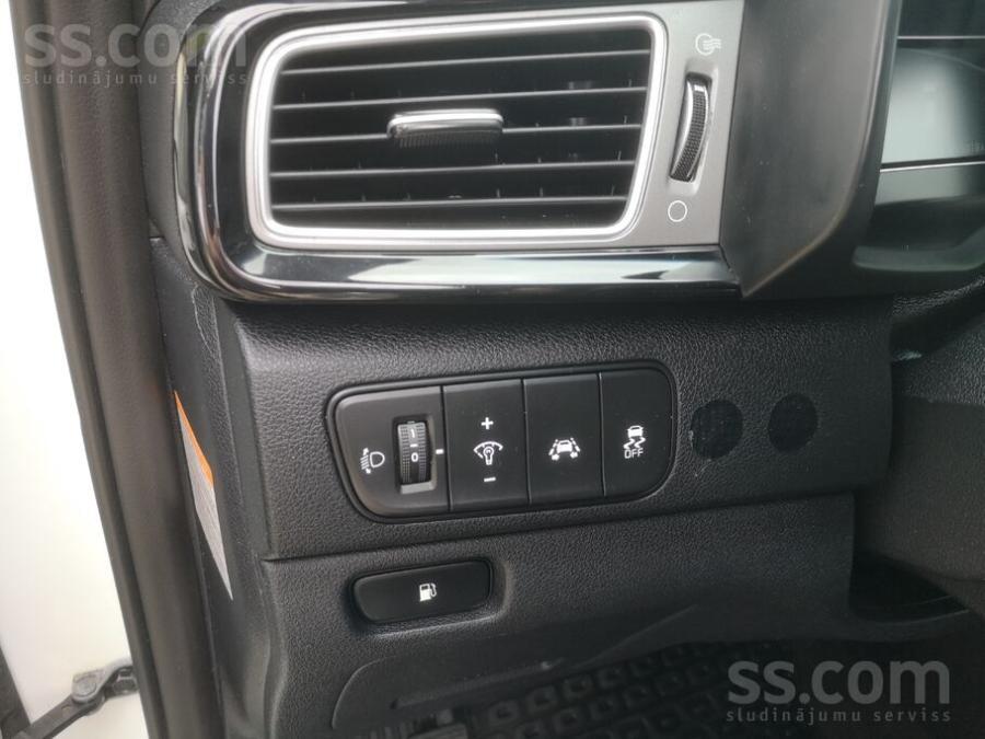 White Kia Niro 2017 in Liepaja, with an engine capacity of 1.60 L and mileage of 215 thousand km for 9350 €, photo 26 on AUTOMOTO.COM.LV