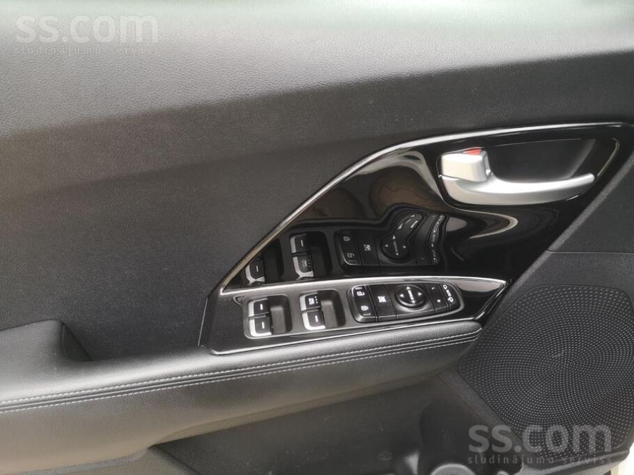 White Kia Niro 2017 in Liepaja, with an engine capacity of 1.60 L and mileage of 215 thousand km for 9350 €, photo 27 on AUTOMOTO.COM.LV