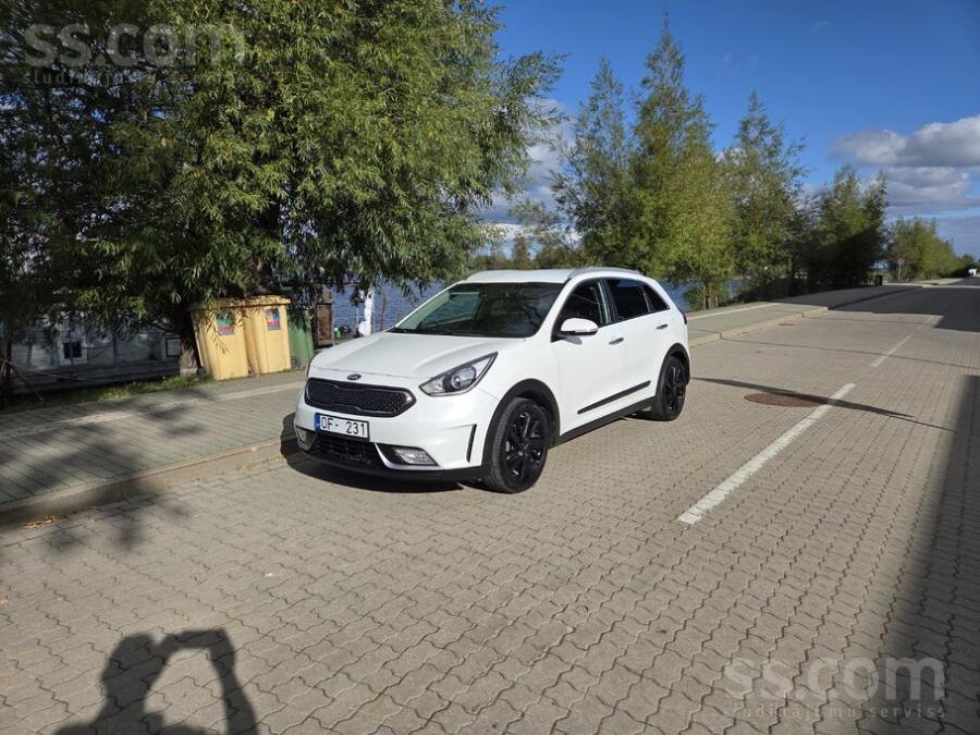 White Kia Niro 2017 in Liepaja, with an engine capacity of 1.60 L and mileage of 215 thousand km for 9350 €, photo 28 on AUTOMOTO.COM.LV