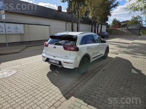 White Kia Niro 2017 in Liepaja, with an engine capacity of 1.60 L and mileage of 215 thousand km for 9350 €, photo 29 on AUTOMOTO.COM.LV