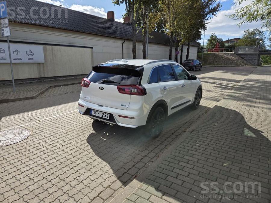 White Kia Niro 2017 in Liepaja, with an engine capacity of 1.60 L and mileage of 215 thousand km for 9350 €, photo 29 on AUTOMOTO.COM.LV