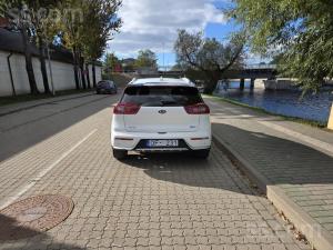 White Kia Niro 2017 in Liepaja, with an engine capacity of 1.60 L and mileage of 215 thousand km for 9350 €, photo 30 on AUTOMOTO.COM.LV