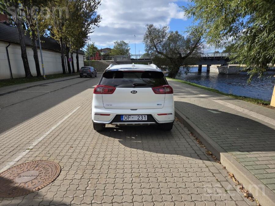 White Kia Niro 2017 in Liepaja, with an engine capacity of 1.60 L and mileage of 215 thousand km for 9350 €, photo 30 on AUTOMOTO.COM.LV