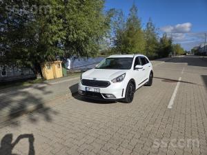 White Kia Niro 2017 in Liepaja, with an engine capacity of 1.60 L and mileage of 215 thousand km for 9350 €, photo 31 on AUTOMOTO.COM.LV