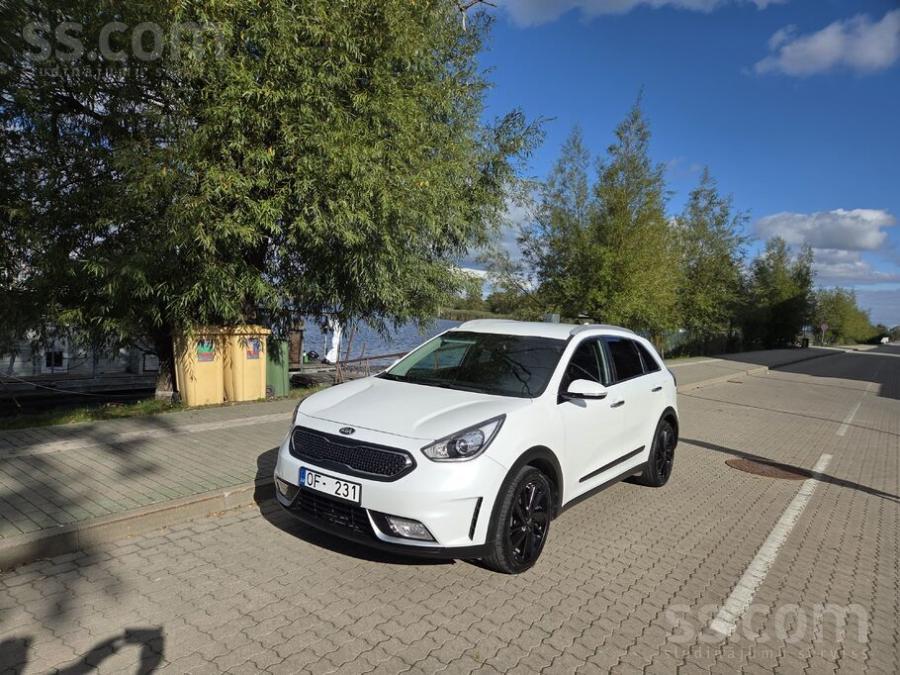 White Kia Niro 2017 in Liepaja, with an engine capacity of 1.60 L and mileage of 215 thousand km for 9350 €, photo 32 on AUTOMOTO.COM.LV