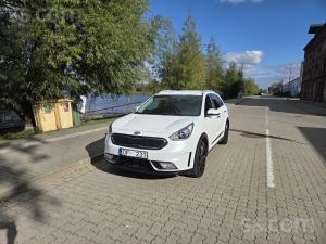 White Kia Niro 2017 in Liepaja, with an engine capacity of 1.60 L and mileage of 215 thousand km for 9350 €, photo 33 on AUTOMOTO.COM.LV