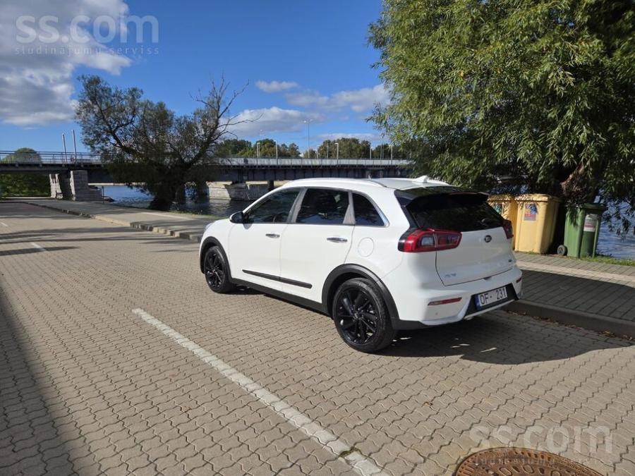White Kia Niro 2017 in Liepaja, with an engine capacity of 1.60 L and mileage of 215 thousand km for 9350 €, photo 34 on AUTOMOTO.COM.LV