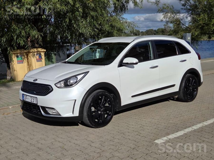 White Kia Niro 2017 in Liepaja, with an engine capacity of 1.60 L and mileage of 215 thousand km for 9350 €, photo 35 on AUTOMOTO.COM.LV