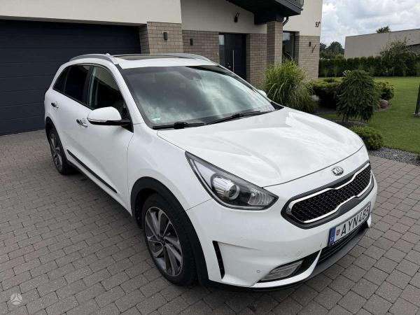 White Kia Niro 2017 in Kaunas, with an engine capacity of 1.58 L and mileage of 96 thousand km for 12600 €, photo 3 on AUTOMOTO.COM.LV