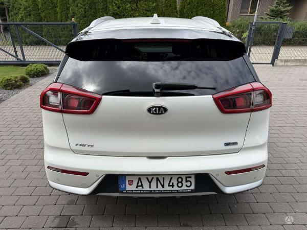 White Kia Niro 2017 in Kaunas, with an engine capacity of 1.58 L and mileage of 96 thousand km for 12600 €, photo 5 on AUTOMOTO.COM.LV