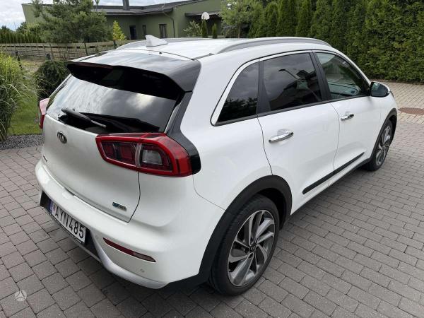 White Kia Niro 2017 in Kaunas, with an engine capacity of 1.58 L and mileage of 96 thousand km for 12600 €, photo 6 on AUTOMOTO.COM.LV
