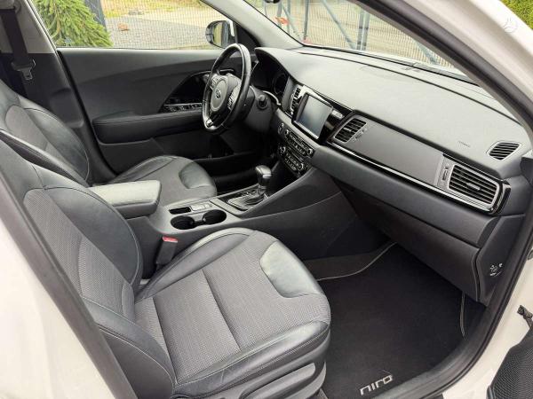 White Kia Niro 2017 in Kaunas, with an engine capacity of 1.58 L and mileage of 96 thousand km for 12600 €, photo 8 on AUTOMOTO.COM.LV