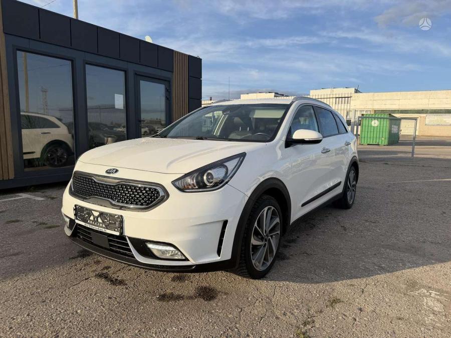 White Kia Niro 2017 in Panevezys, with an engine capacity of 1.58 L and mileage of 281 thousand km for 8300 €, photo 1 on AUTOMOTO.COM.LV