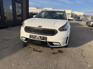White Kia Niro 2017 in Panevezys, with an engine capacity of 1.58 L and mileage of 281 thousand km for 8300 €, photo 3 on AUTOMOTO.COM.LV