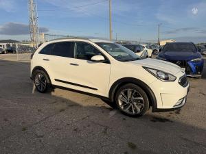 White Kia Niro 2017 in Panevezys, with an engine capacity of 1.58 L and mileage of 281 thousand km for 8300 €, photo 5 on AUTOMOTO.COM.LV