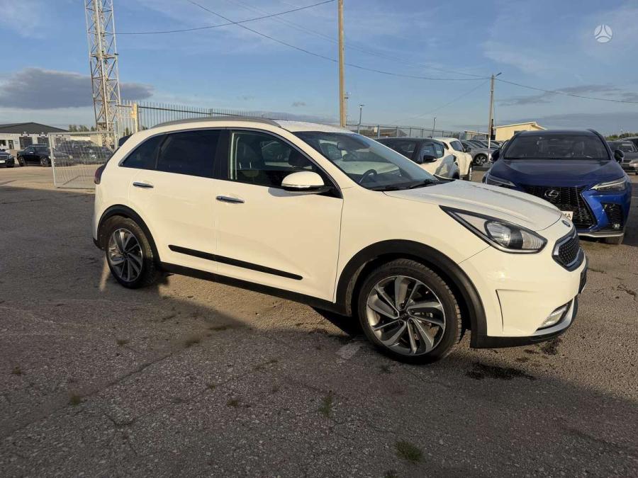 White Kia Niro 2017 in Panevezys, with an engine capacity of 1.58 L and mileage of 281 thousand km for 8300 €, photo 5 on AUTOMOTO.COM.LV