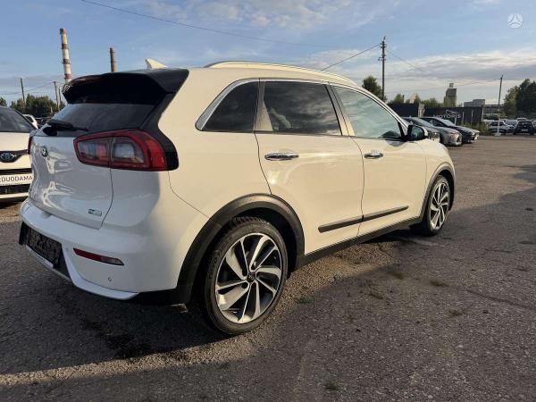 Kia Niro 2017 in Panevezys on AUTOMOTO.COM.LV White Kia Niro 2017 in Panevezys, with an engine capacity of 1.58 L and mileage of 281 thousand km for 8300 €, photo 6 on AUTOMOTO.COM.LV