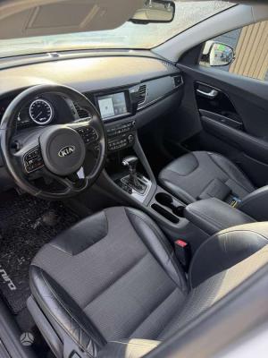 White Kia Niro 2017 in Panevezys, with an engine capacity of 1.58 L and mileage of 281 thousand km for 8300 €, photo 7 on AUTOMOTO.COM.LV