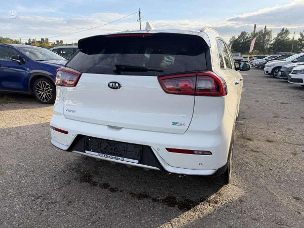 Kia Niro 2017 in Panevezys on AUTOMOTO.COM.LV White Kia Niro 2017 in Panevezys, with an engine capacity of 1.58 L and mileage of 281 thousand km for 8300 €, photo 8 on AUTOMOTO.COM.LV