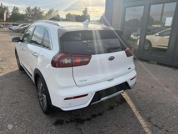 Kia Niro 2017 in Panevezys on AUTOMOTO.COM.LV White Kia Niro 2017 in Panevezys, with an engine capacity of 1.58 L and mileage of 281 thousand km for 8300 €, photo 9 on AUTOMOTO.COM.LV
