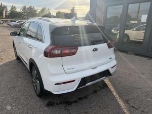 White Kia Niro 2017 in Panevezys, with an engine capacity of 1.58 L and mileage of 281 thousand km for 8300 €, photo 9 on AUTOMOTO.COM.LV