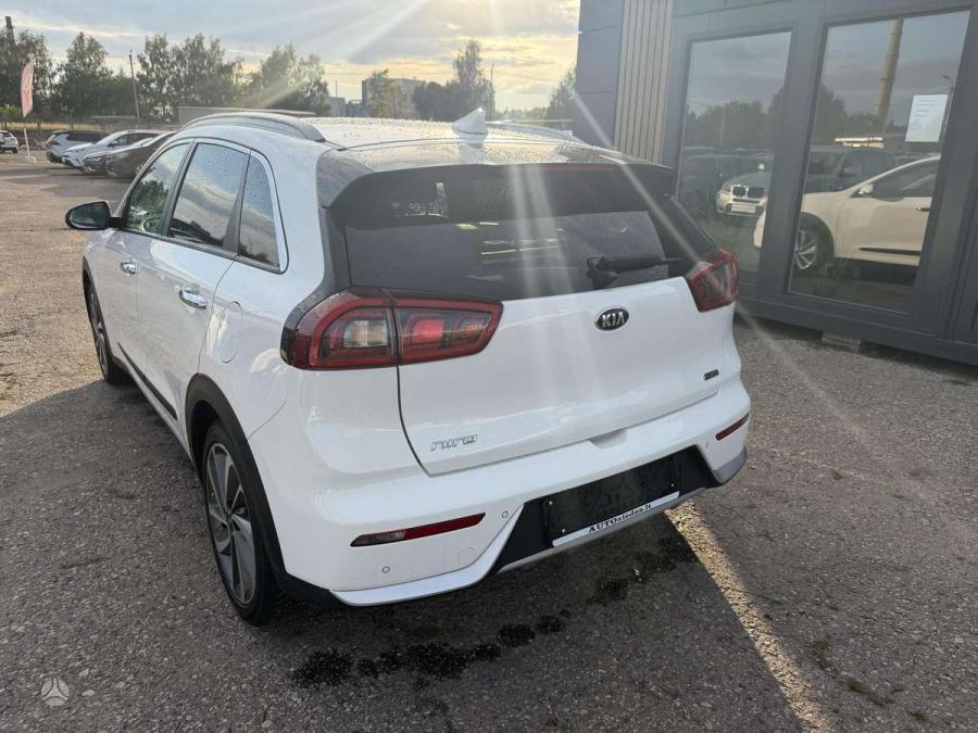 White Kia Niro 2017 in Panevezys, with an engine capacity of 1.58 L and mileage of 281 thousand km for 8300 €, photo 9 on AUTOMOTO.COM.LV