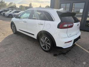 White Kia Niro 2017 in Panevezys, with an engine capacity of 1.58 L and mileage of 281 thousand km for 8300 €, photo 10 on AUTOMOTO.COM.LV