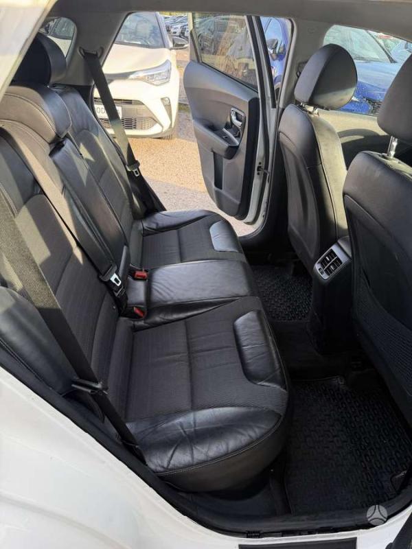 Kia Niro 2017 in Panevezys on AUTOMOTO.COM.LV White Kia Niro 2017 in Panevezys, with an engine capacity of 1.58 L and mileage of 281 thousand km for 8300 €, photo 11 on AUTOMOTO.COM.LV