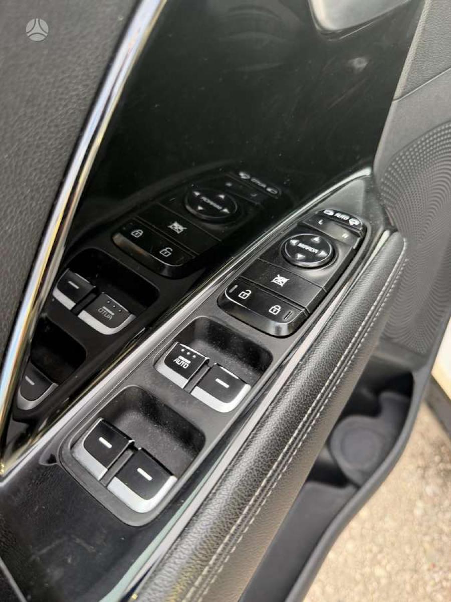 White Kia Niro 2017 in Panevezys, with an engine capacity of 1.58 L and mileage of 281 thousand km for 8300 €, photo 12 on AUTOMOTO.COM.LV