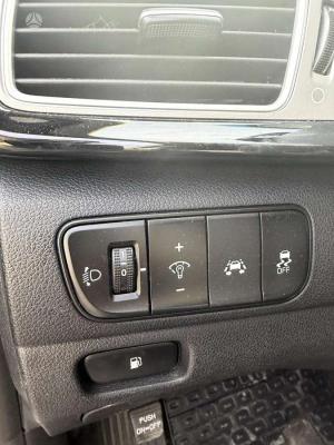 White Kia Niro 2017 in Panevezys, with an engine capacity of 1.58 L and mileage of 281 thousand km for 8300 €, photo 13 on AUTOMOTO.COM.LV