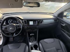 White Kia Niro 2017 in Panevezys, with an engine capacity of 1.58 L and mileage of 281 thousand km for 8300 €, photo 14 on AUTOMOTO.COM.LV