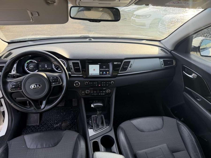White Kia Niro 2017 in Panevezys, with an engine capacity of 1.58 L and mileage of 281 thousand km for 8300 €, photo 14 on AUTOMOTO.COM.LV